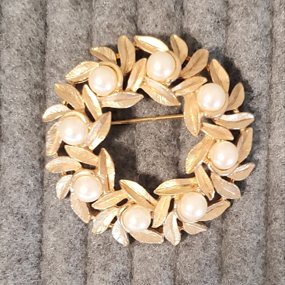 Avon | Jewelry | Vintage Avon Wreath Brooch | Poshmark